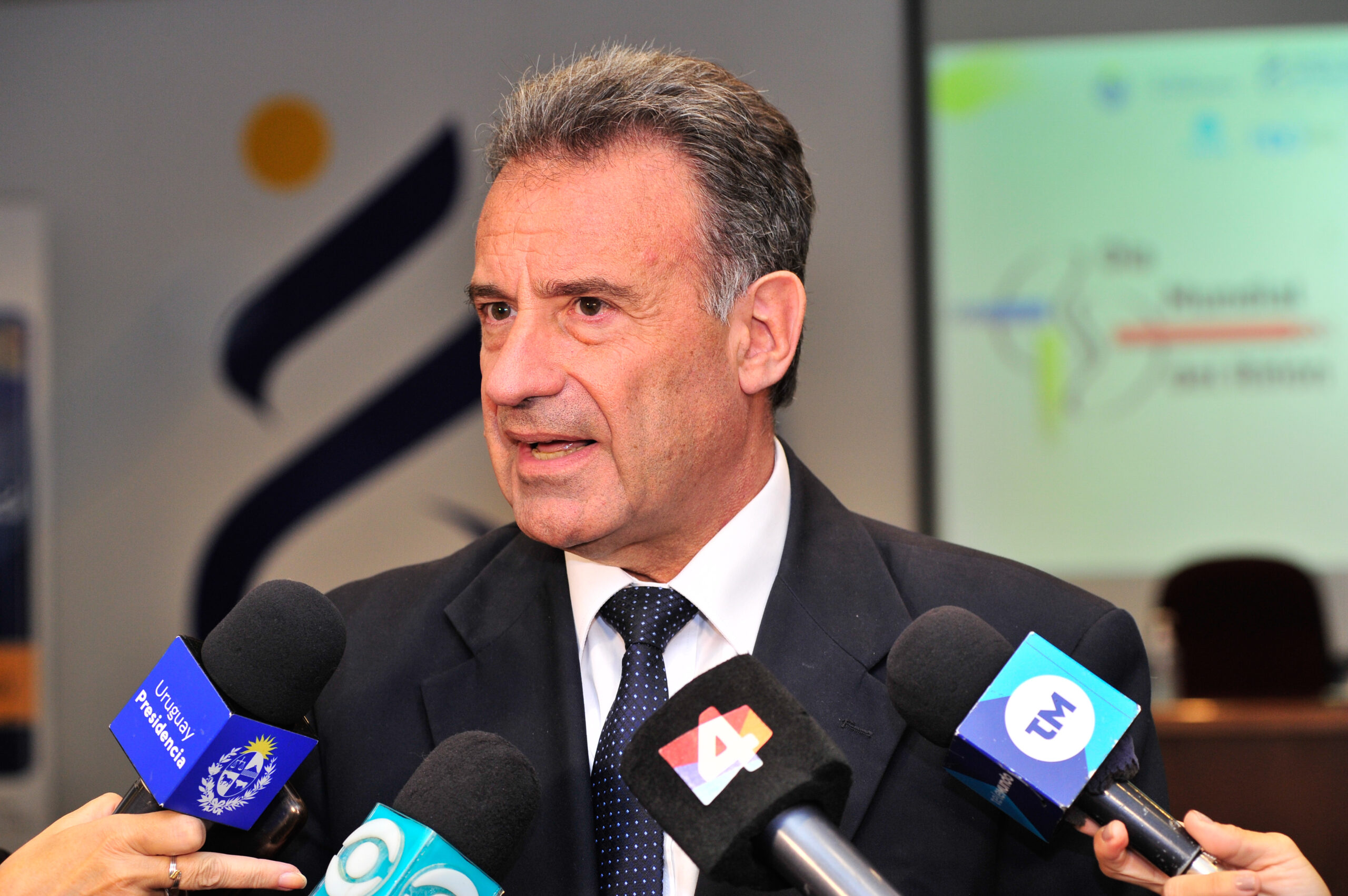 EL MINISTRO DE SALUD DR DANIEL SALINAS DEJA HOY SU CARGO A LA DRA KARINA RANDO - Medio Local